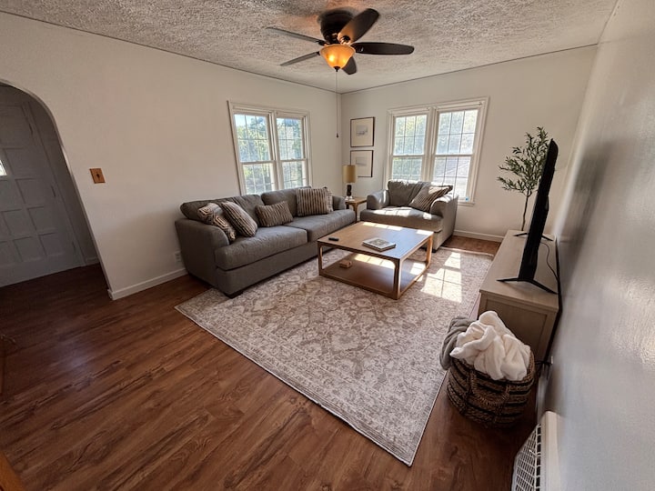 Cozy 4-bedroom Steps From Morningside University - 蘇城