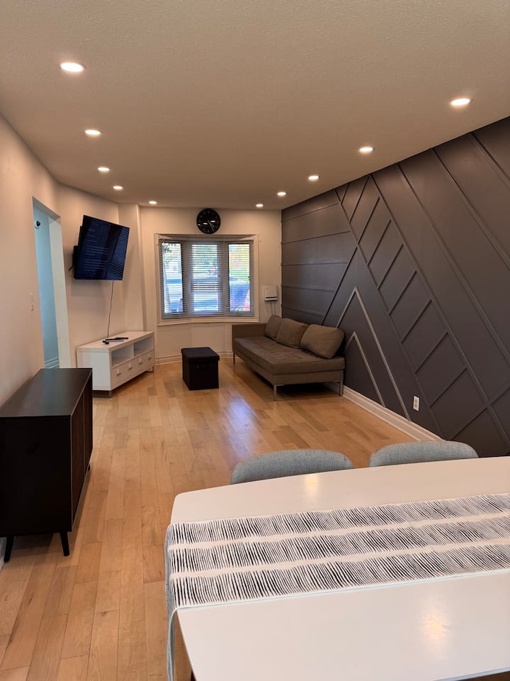 Welcome To Your Home Away From Home In Whitby! - Oshawa