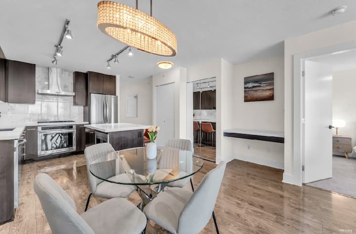 High Rise 2b2b Condo/breathtaking View - Burnaby