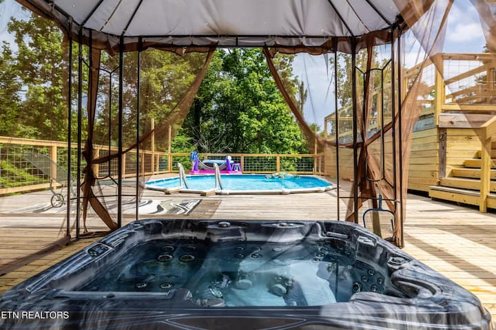 Private Retreat W/ Pool, Hot Tub + Horse Barn+dogs - Maryville, TN