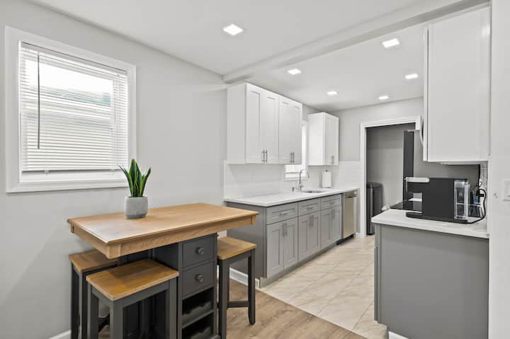 Spacious 4br Home Near Hospitals • Free Parking - Albany, NY