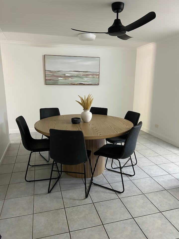 Spacious 3 Bdrm Unit, Rocky Cbd - Rockhampton