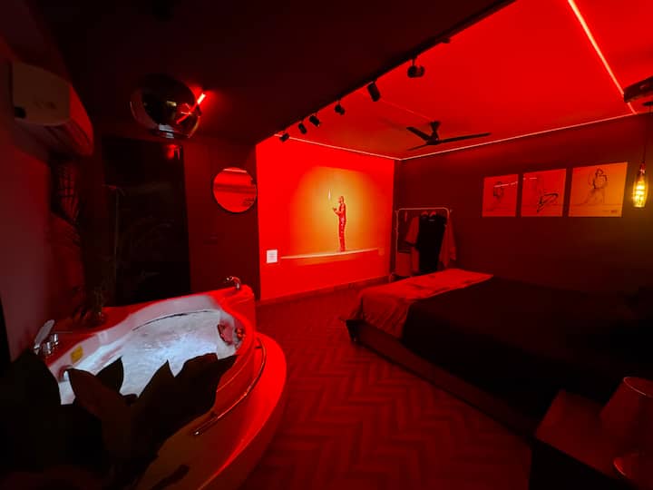 Secret Suites - Love Making Red Room With Jacuzzi - Delhi
