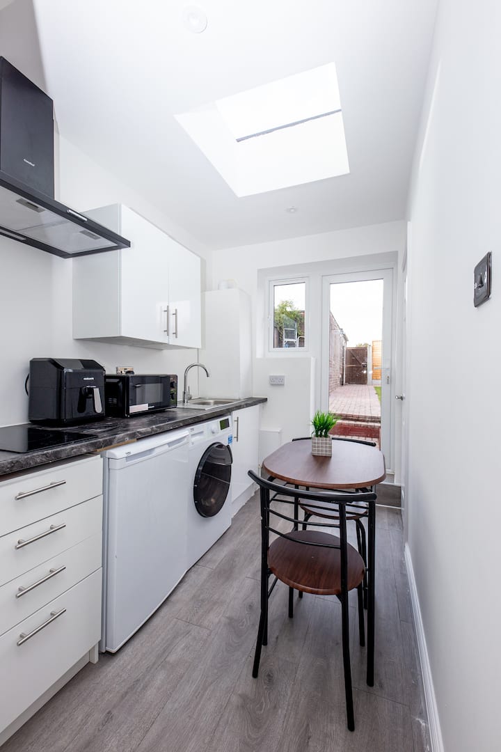 Modern Studio W/private Garden, Kitchen & Bathroom - Basildon