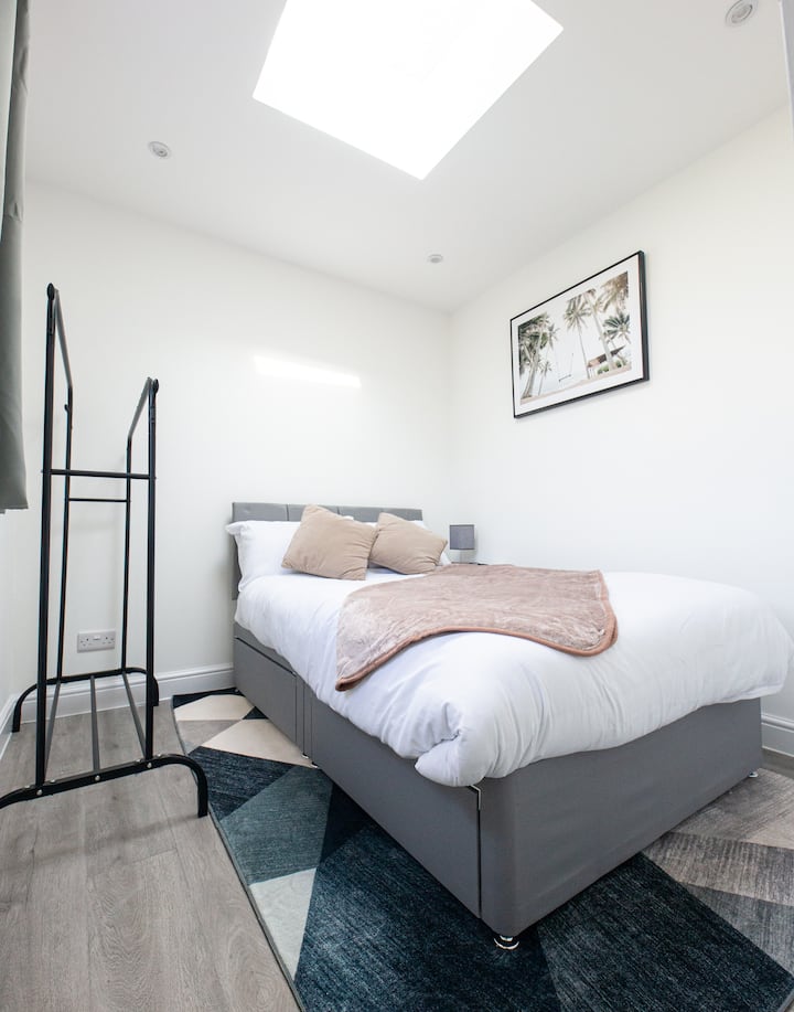 Modern Studio W/private Kitchen, Bathroom & Garden - Basildon