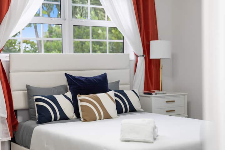 Luxe Coastal Escape Water Front - Heated Pool - Deerfield Beach, FL