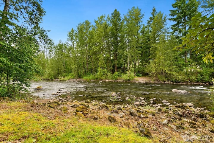 Riverfront • Sauna • Spacious • Pet Friendly - North Bend, WA