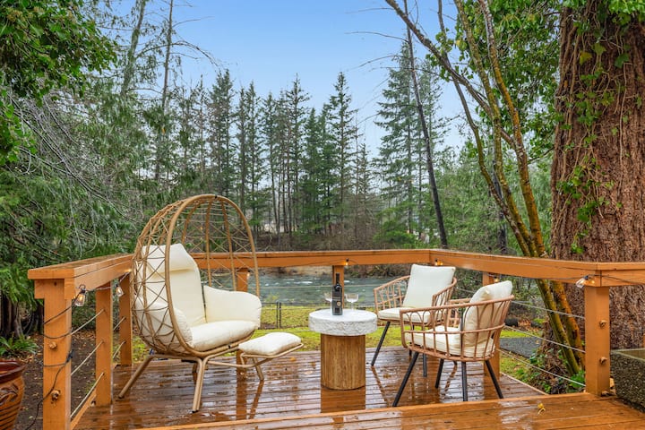 Riverfront Gem: Hot Tub • Spacious • Pet Friendly - North Bend, WA