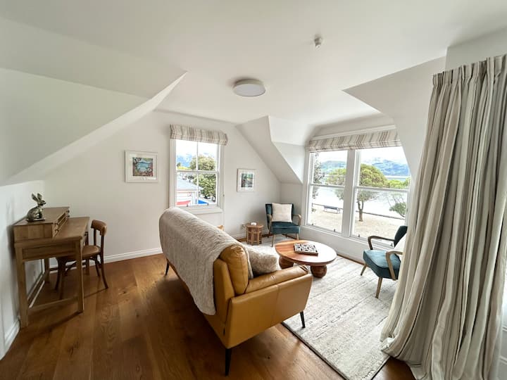 Boutique Waterfront Apartment - Akaroa