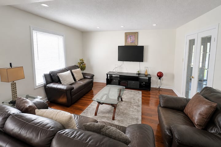 Spacious Cozy 4br Home W/patio Deck—near Hospital! - Orangeville