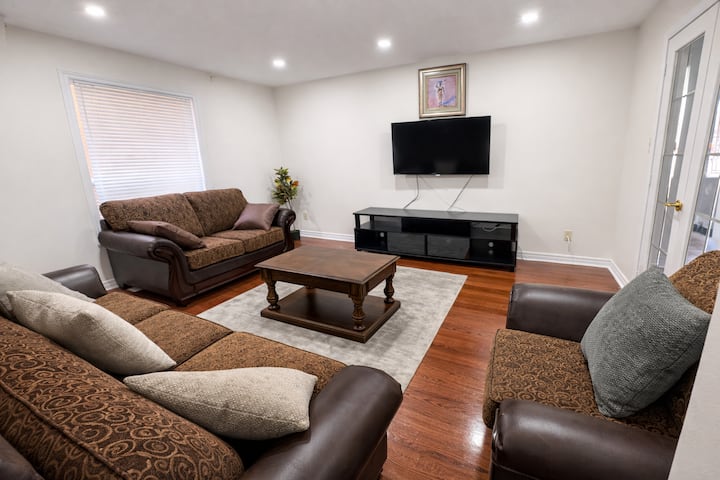 Cozy & Spacious 4br Home W/patio Deck—nr Hospital! - Orangeville