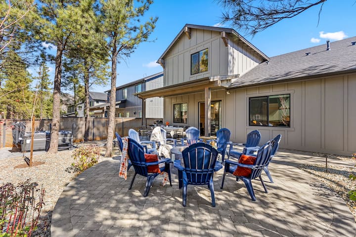 Golden Warbler Inn | 4br + Library | Hot Tub & Ev - Flagstaff