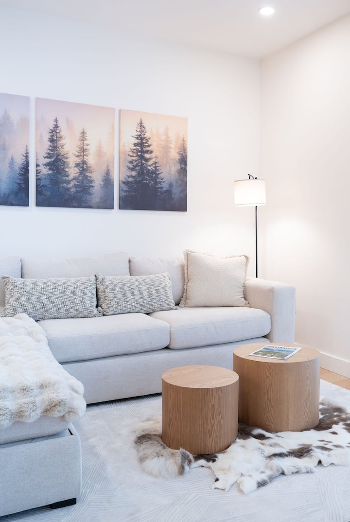 Mackenzie House: Luxury Condo With Private Hot Tub - Revelstoke