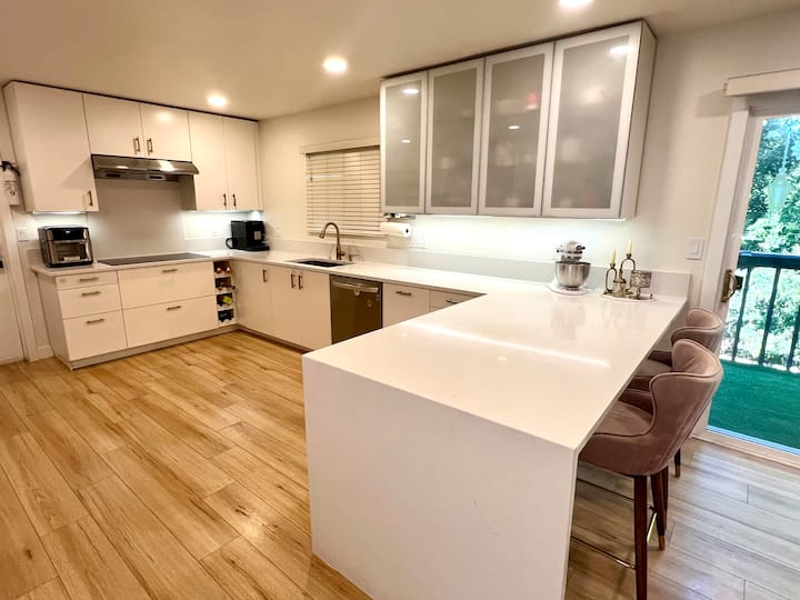 Comfy, Convenient, And Centrally Located 4br/2.5b - Pleasant Hill, CA