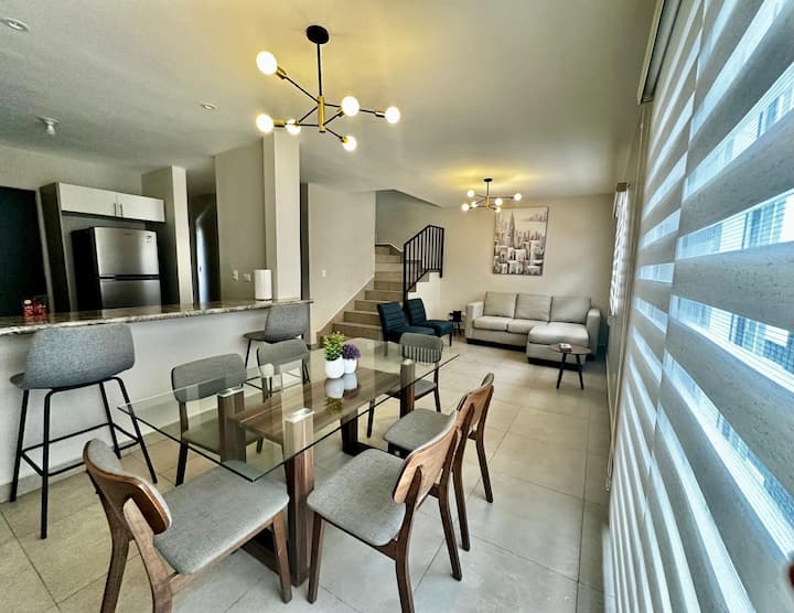 Casa Equipadisima En Ubicación Inmejorable. - Saltillo