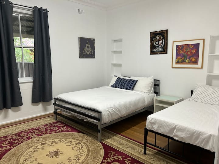 Vintage Large 3 Bedroom House - Dural