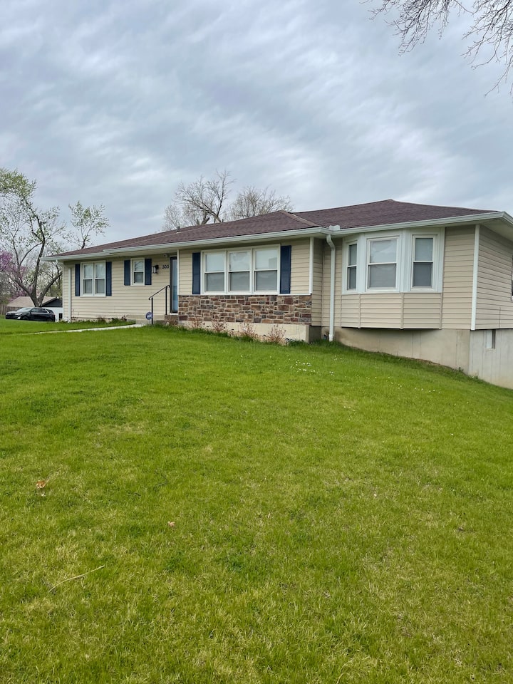 Comfortable 3-bedroom In Martin City Neighborhood - Kansas City