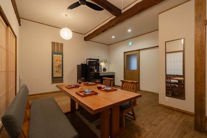 神社まで徒歩1分｜広々としたリビングのある和モダン古民家｜駐車場あり - Takayama