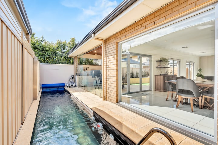 Modern Oasis -Pool, King Bed & All New Furnishings - Adelaide