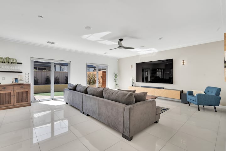 Modern Oasis -Pool, Ev Charger, King Bed, Huge Tv! - Adelaide