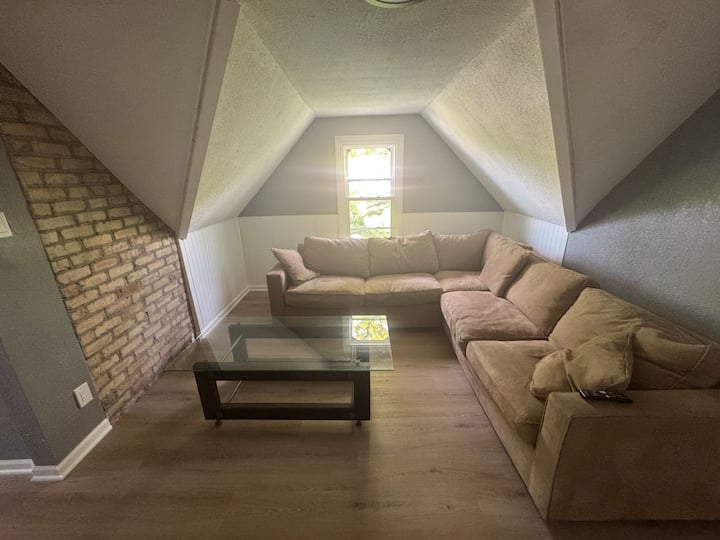 The Upstairs Escape – Modern 2-story Apartment - Waukegan