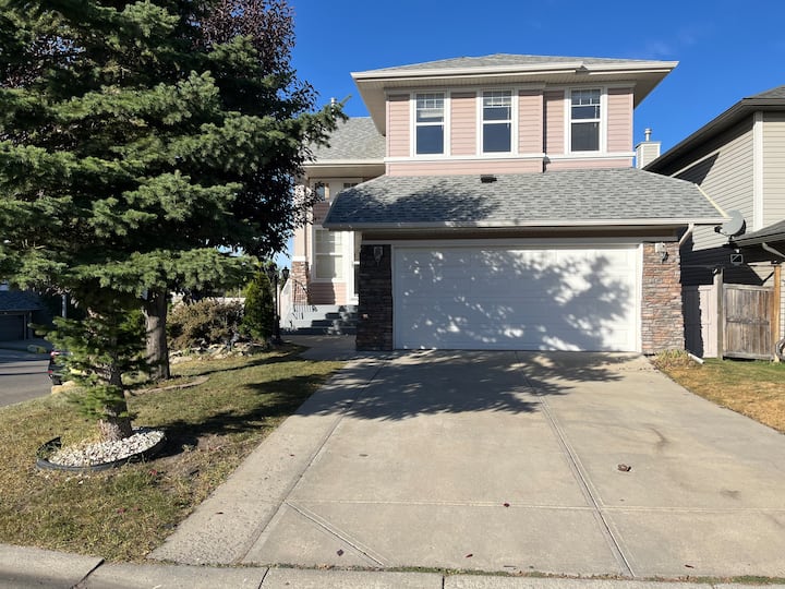 Lux Home Near Airport /4brs/5 Queen Beds/sleep 10 - Calgary