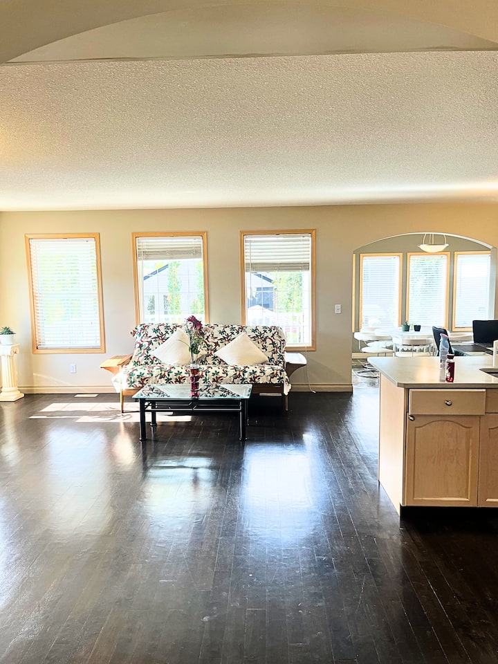 Lux Home Near Airport /4brs/5 Queen Beds/sleep 10 - Calgary