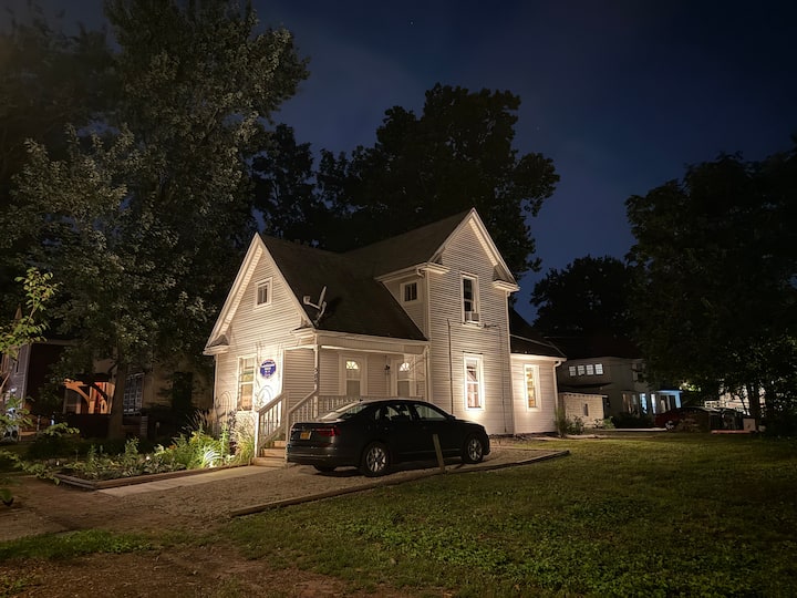 Stay At Tagore House In Urbana - Urbana, IL