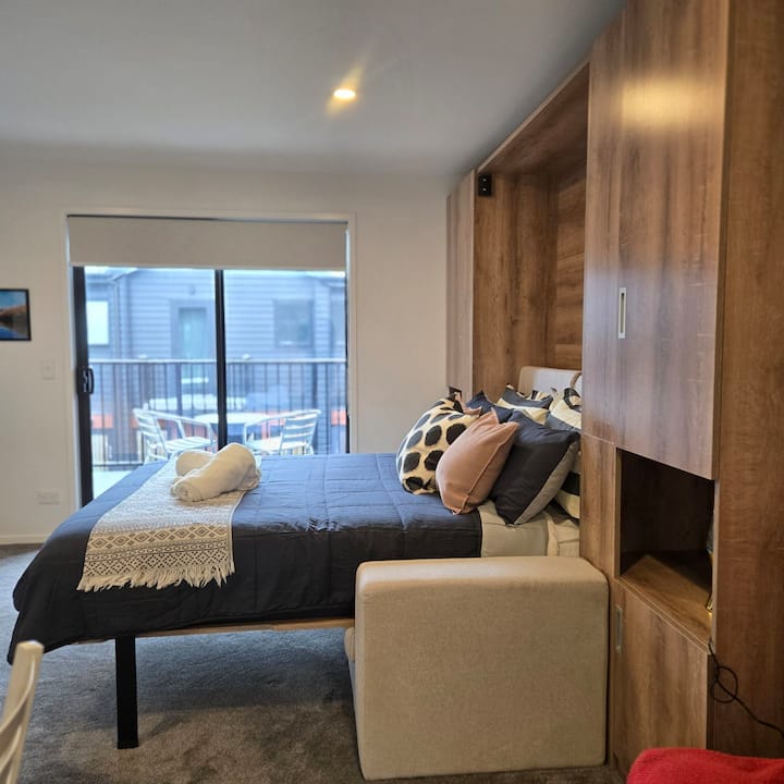 Modern Studio With Balcony – Christchurch Cbd - Governors Bay
