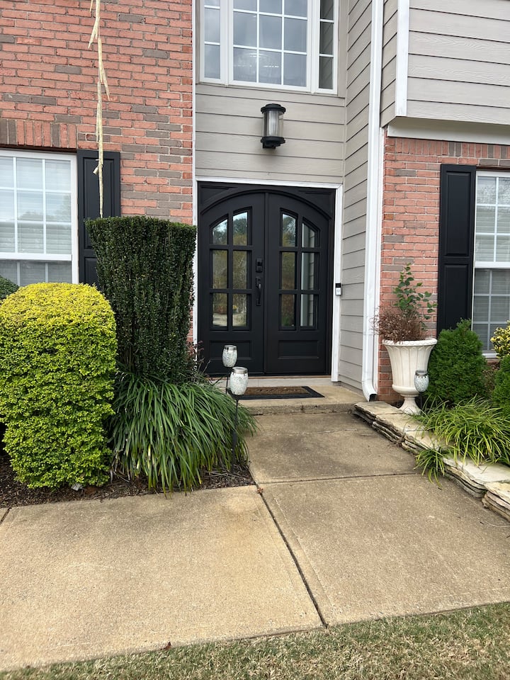 Charming Family Home Near Mall Of Georgia - Suwanee, GA