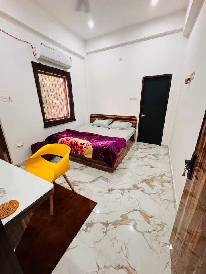 Ekank Villa Ac Room Attached Washroomnear Assighat - 바라나시