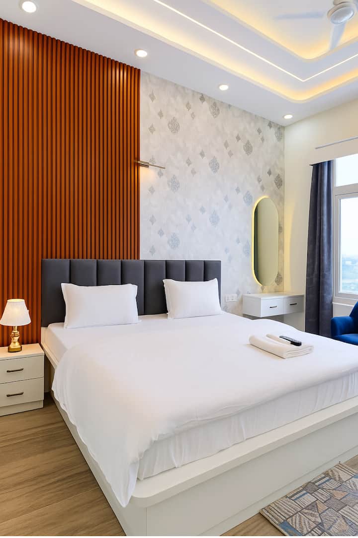 Trovero Suites "The White Castle" Near Expo Mart - Dadri