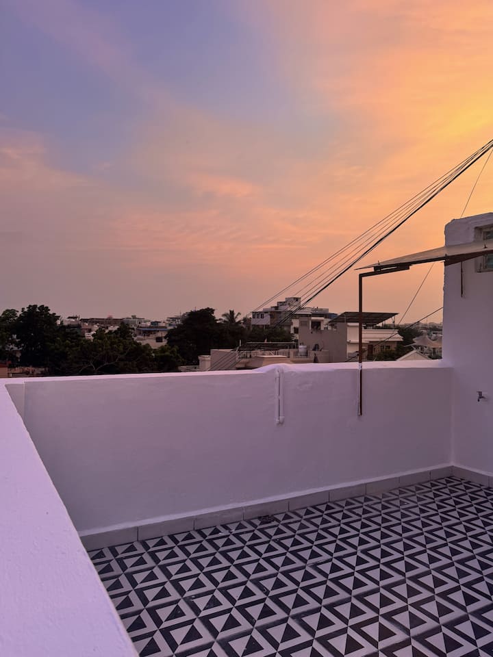 Spacious 1bhk With A Beautiful Private Terrace - Vijay Nagar