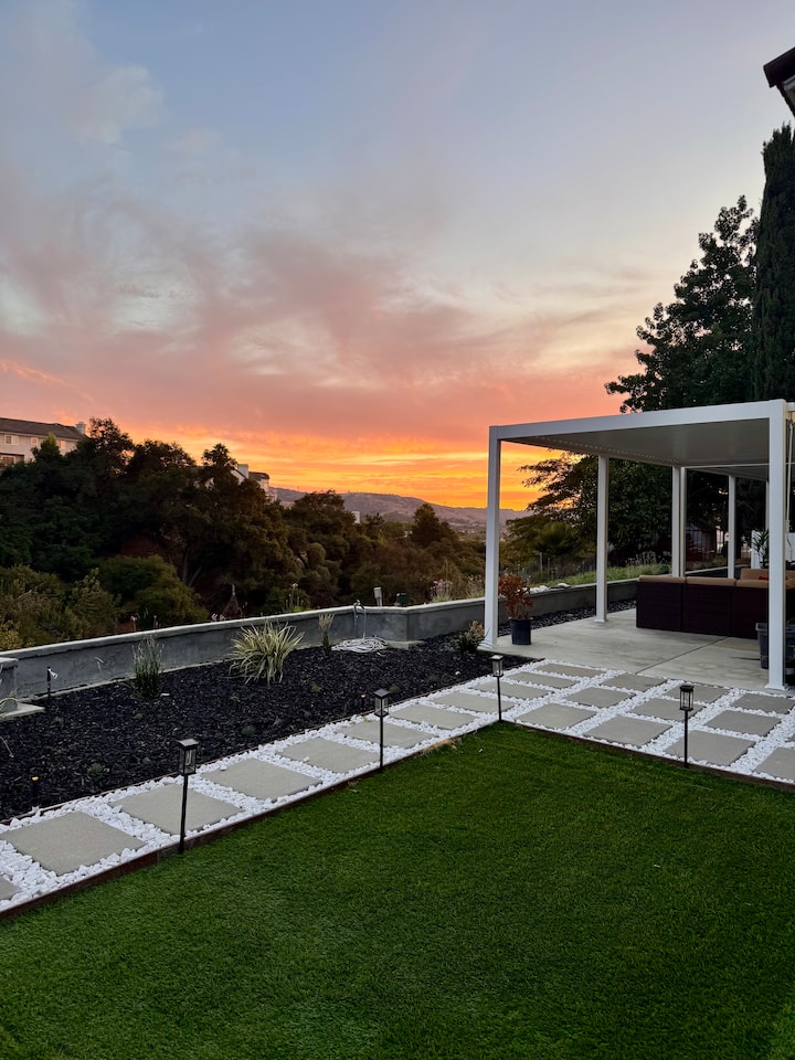 Beautiful Hillside Retreat Near Disneyland - West Covina, CA