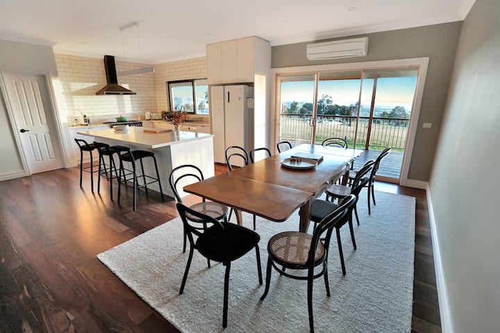 Ashbourne - Sleeps 9 - Hillside Farmstay Retreat - Mansfield