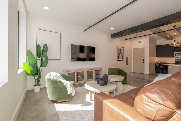 City View At The Beacon | Stylish 2 Bedroom Escape - Tulsa, OK