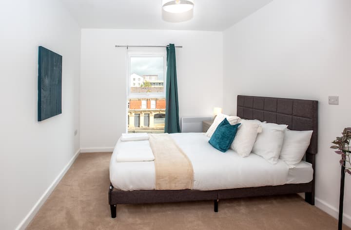 New Super Central 2 Bedroom Apartment | 6 Guests - Preston