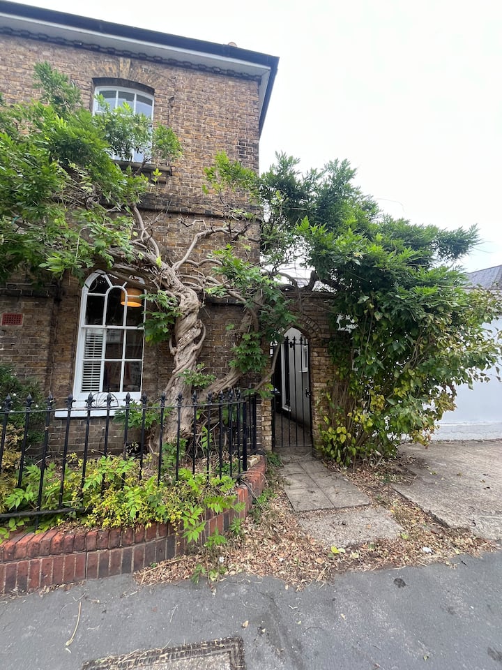 Cosy Retreat By The River, Tucked Away Tiny House - Surbiton