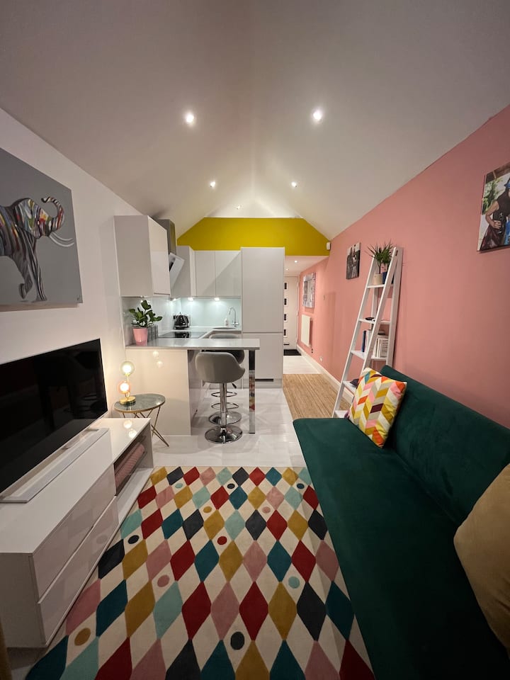 Cosy Retreat By The River, Tucked Away Tiny House - Surbiton