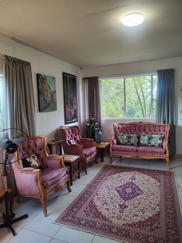 The Pink Chair Questhouse - Magaliesburg