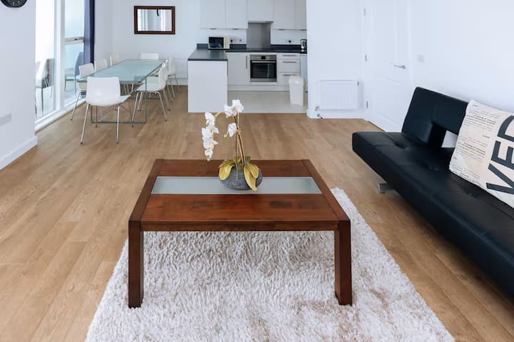 Modern 3 Bedroom Flat Near O2 Overlooking Thames - London