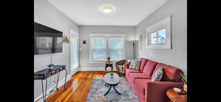 Charming 2br Hot Tub Cottage - New Albany, IN