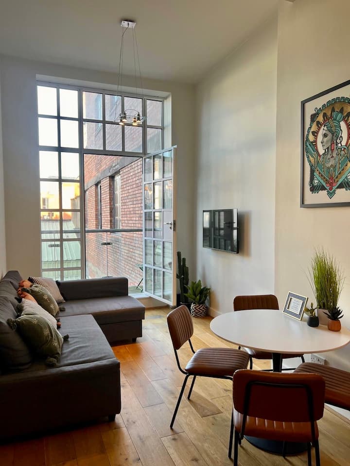 Stylish Central 2 Bed & Balcony Free Parking - Bristol