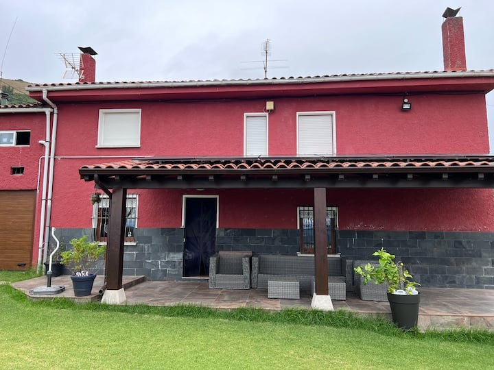 Casa Con Jardin, 4 Habitaciones Y Dos Baños - Nava
