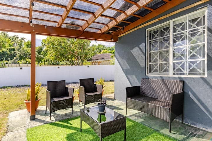 Fast Wi-fi + Solar | Quiet 1br | Gated Stay - Jamaica