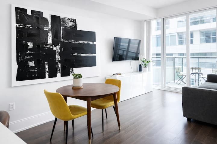 Modern Downtown Condo • Walk To Cn Tower - Toronto, ON