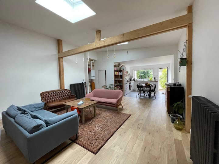 Mancelle Au Pied Du Tram. - Le Mans