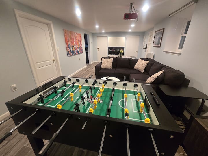 Spacious Suite W/foosball, Ping Pong. Free Parking - Montclair, NJ