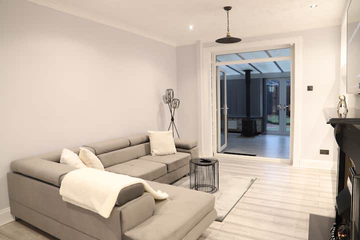 Stylish 3-bed Retreat With Garden & Conservatory - Bolton