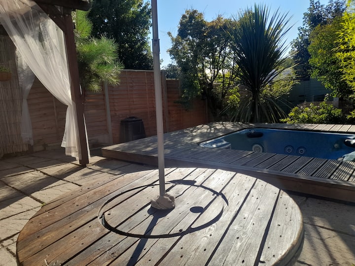 Quirky Little Annex With Small Cosy Fenced Patio. - Southampton Airport (SOU)